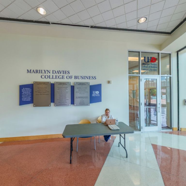 Experience University of Houston-Downtown in Virtual Reality. Press Alt ...